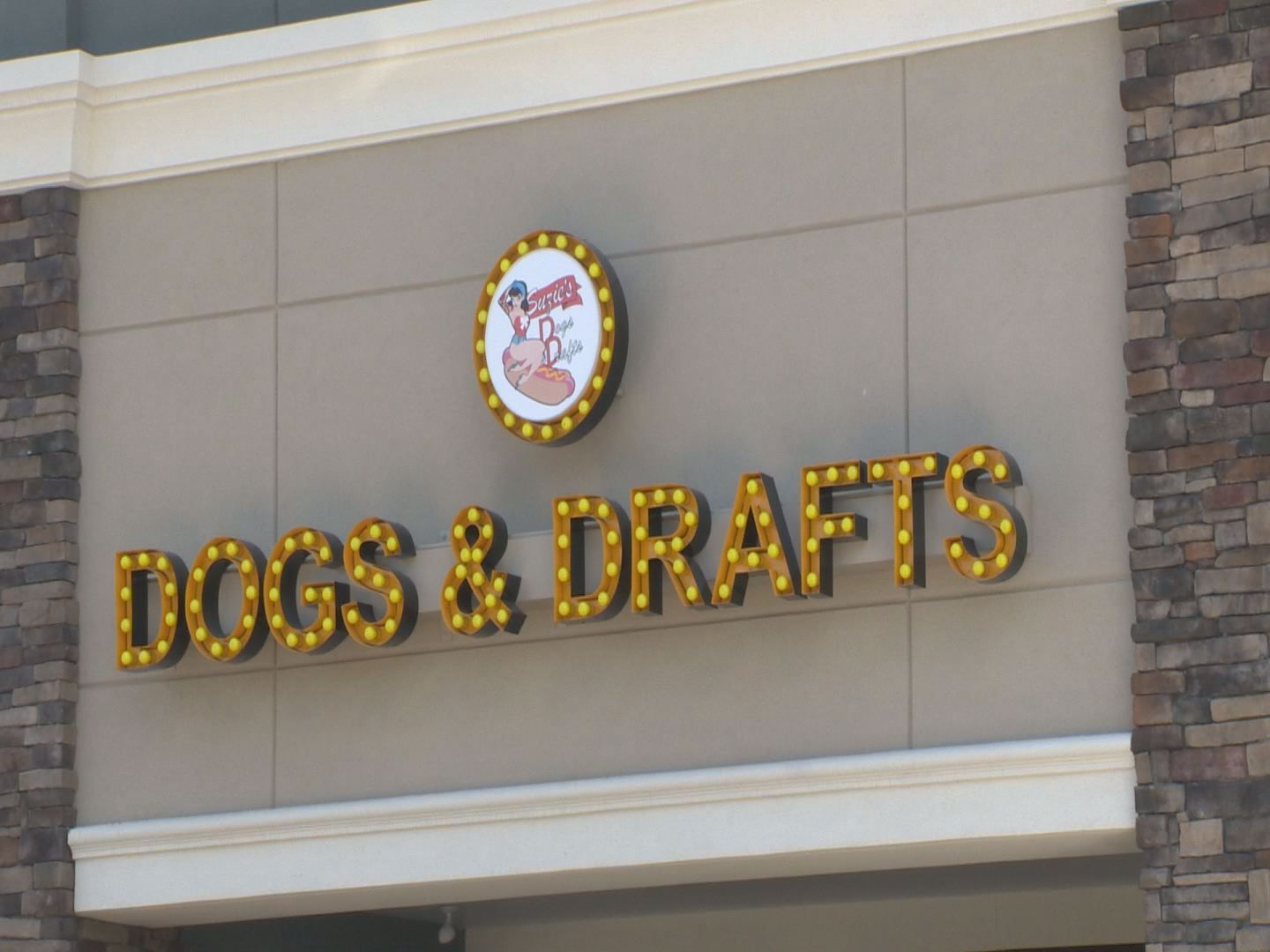 Suzie's Dogs & Drafts and new restaurant open in Boardman - WFMJ.com