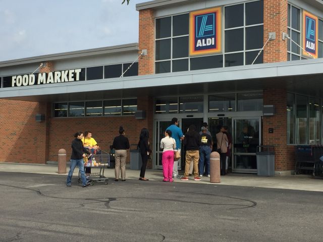 Aldi's job fair attracts would-be employees to Boardman - WFMJ.com