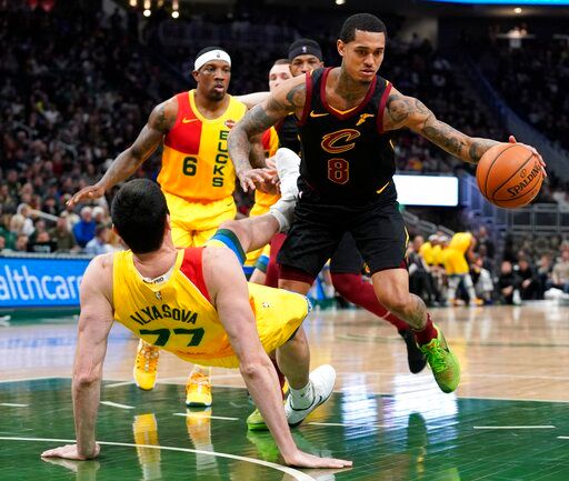 Hobbled Antetokounmpo lifts Bucks past Cavs 127-105 - WFMJ.com