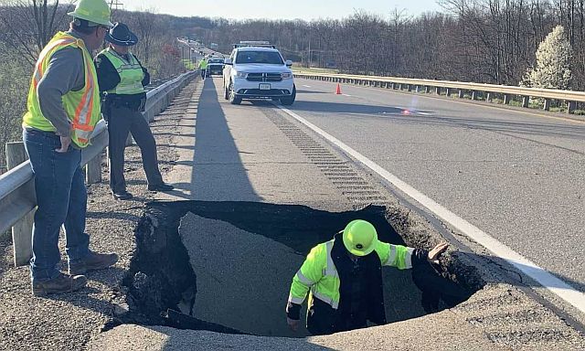 One lane of Route 82 reopens around Howland sinkhole - WFMJ.com