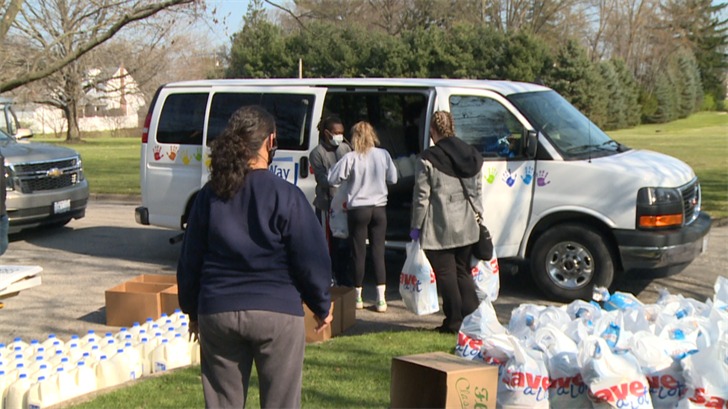 United Way and Muransky Family feed Valley seniors - WFMJ.com