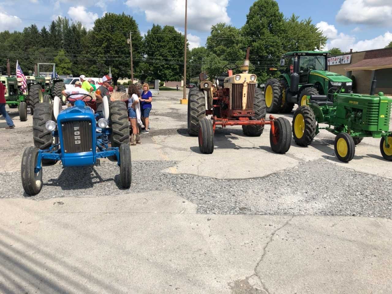 Local farmers hold tractor parade from New Middletown to Springfield ...