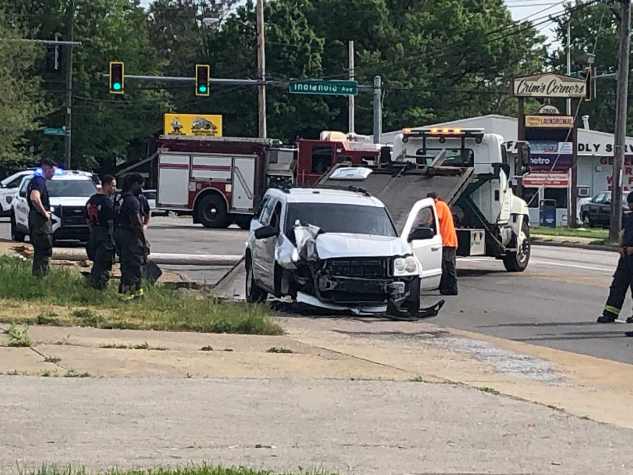 Driver Flees After Crashing Into Light Pole In Youngstown