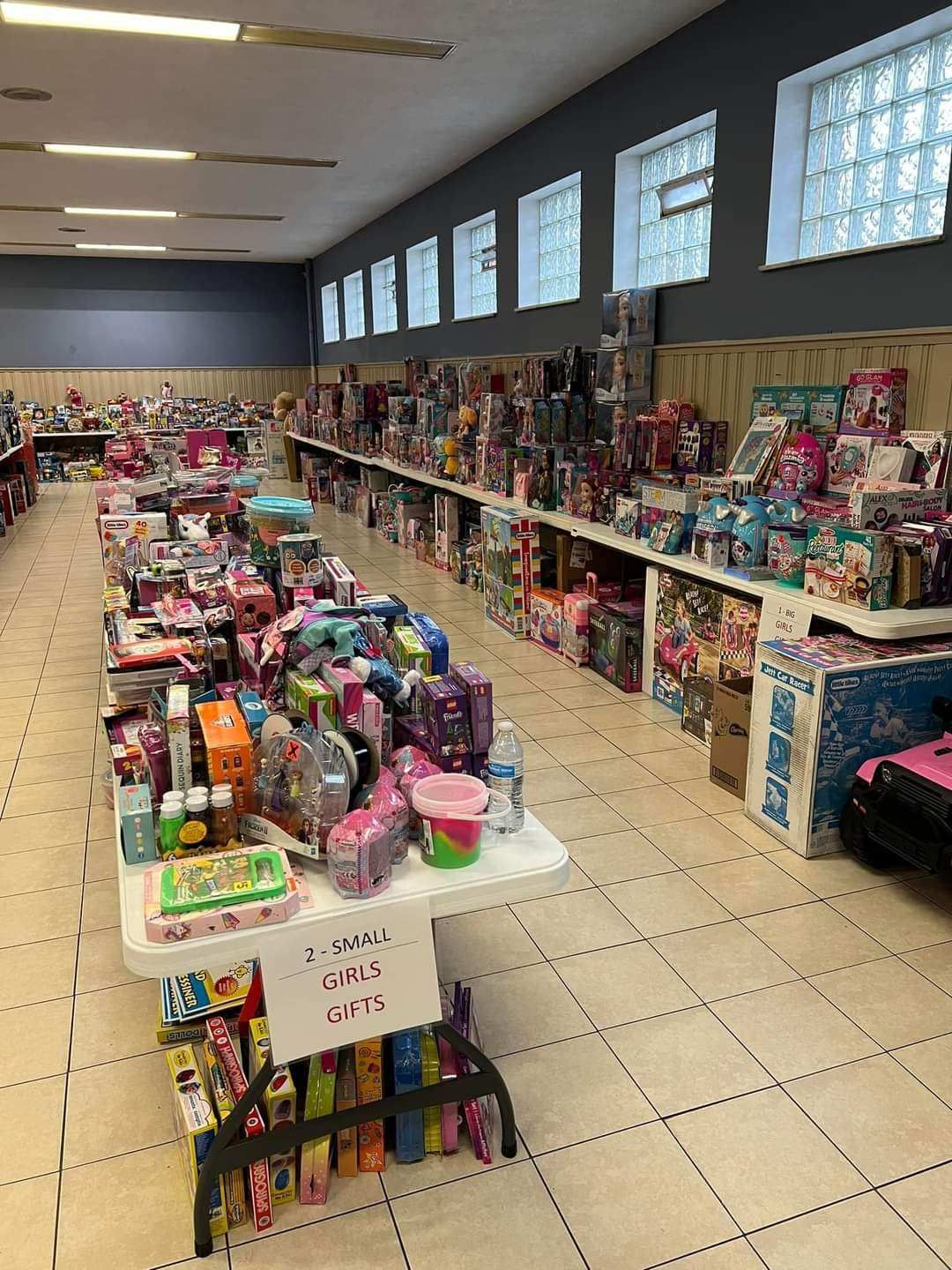 Warren Family Mission provides 400 families with holiday gifts - WFMJ.com