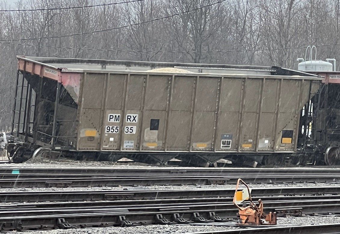 Rail car jumps the tracks in Lordstown - WFMJ.com