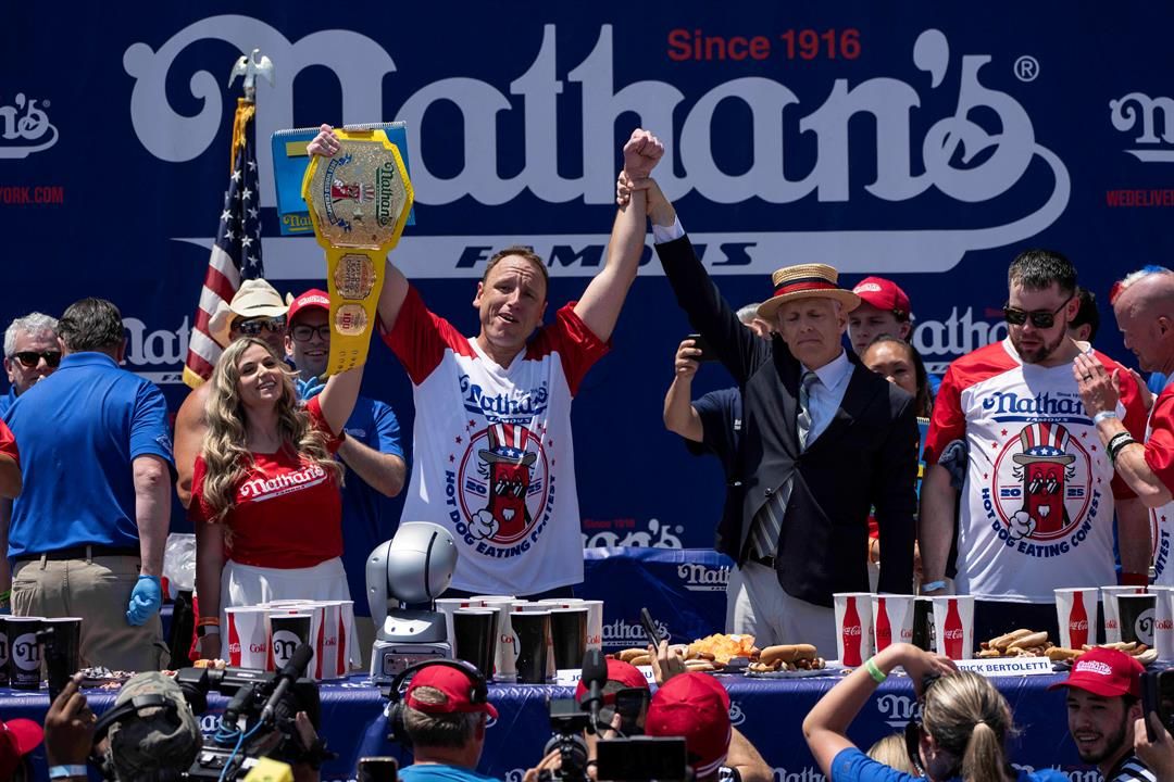 Joey Chestnut reclaims title in Nathan's Famous hot dog eating contest ...