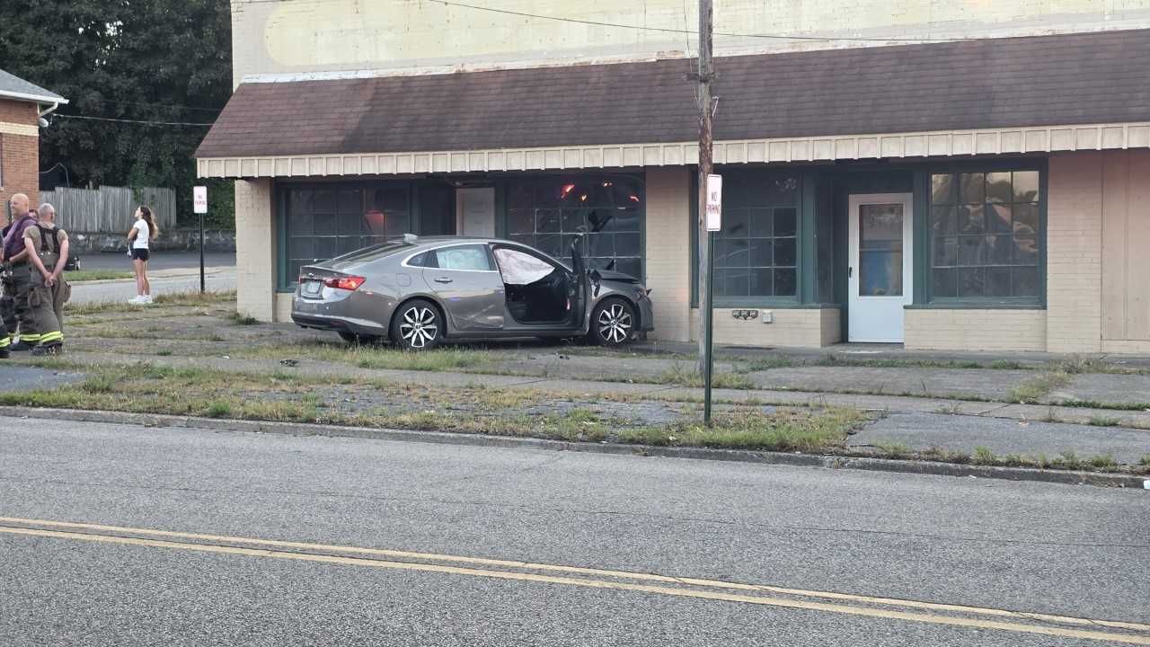 Crash in Struthers leaves one vehicle pushed into vacant building ...