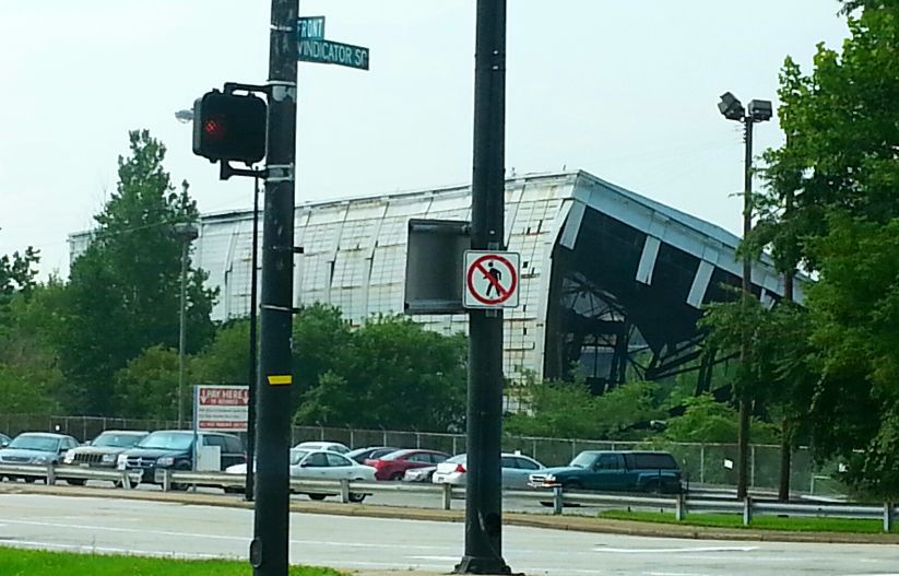 Passers by in Youngstown watch the old Wean start to lean - WFMJ.com