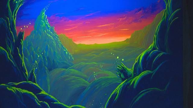 Black light gallery brings artwork to life - WFMJ.com