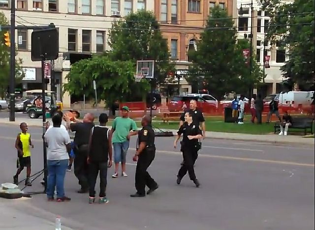 Video shows Warren police playing street basketball - WFMJ.com